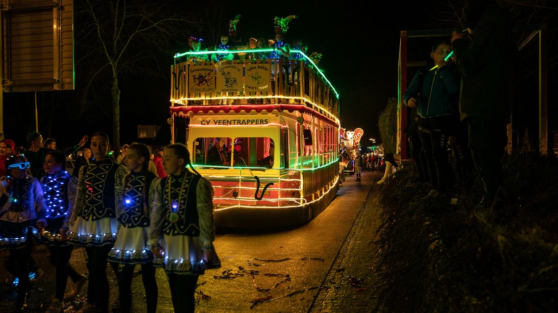 In Beeld: Emmer-Compascuum decor van verlichte carnavalsoptocht - RTV ...