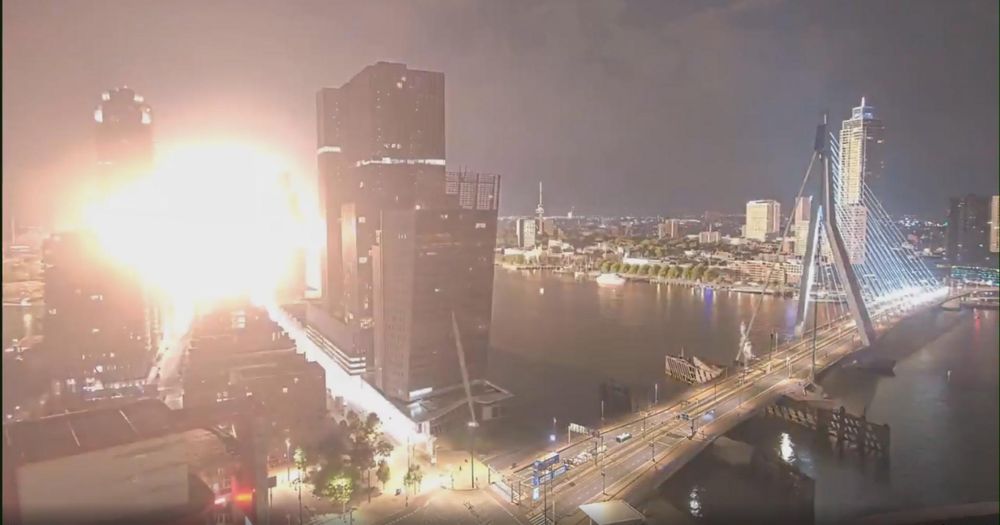 Megaknal in groot deel regio te horen: ‘Flits van een atoombom’ - Rijnmond