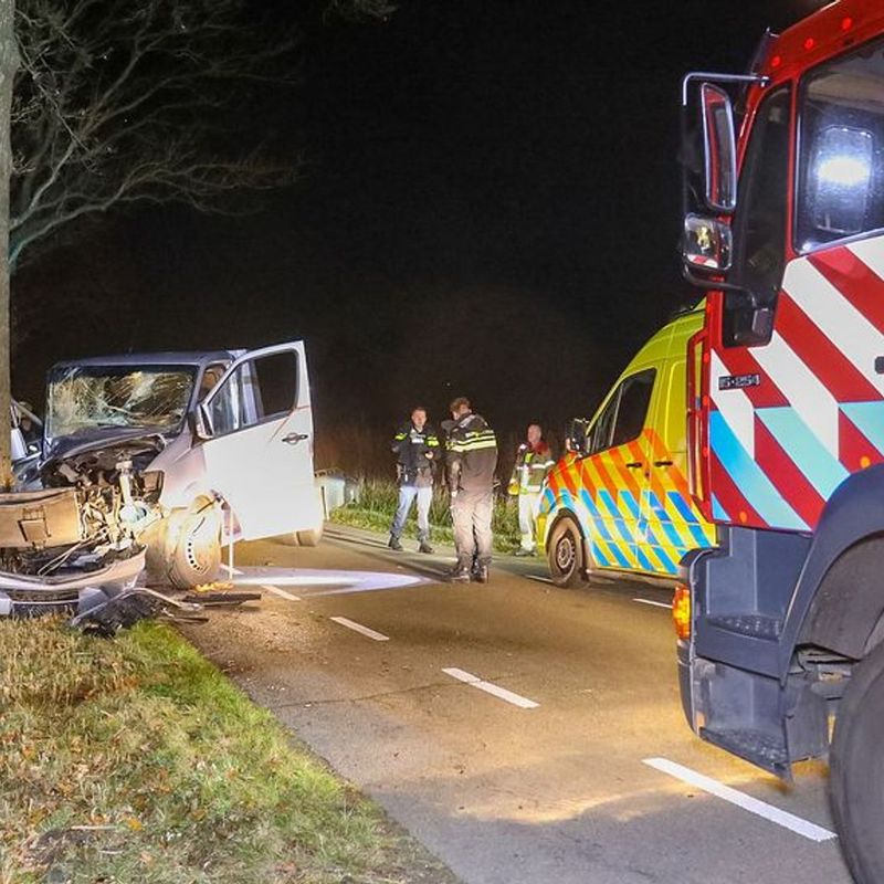 Automobilist zwaargewond na botsing tegen boom - Omroep Gelderland