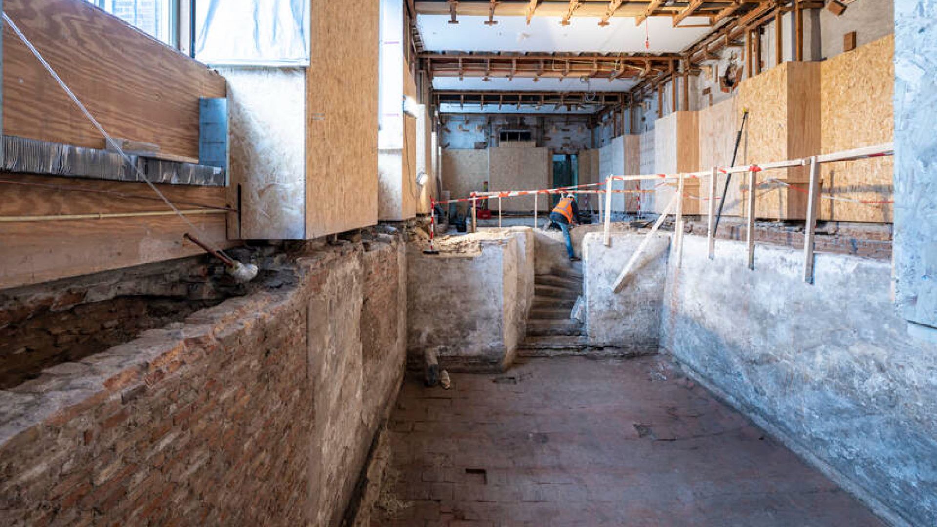 Eeuwenoude kademuur en kelder blootgelegd bij renovatie Binnenhof ...