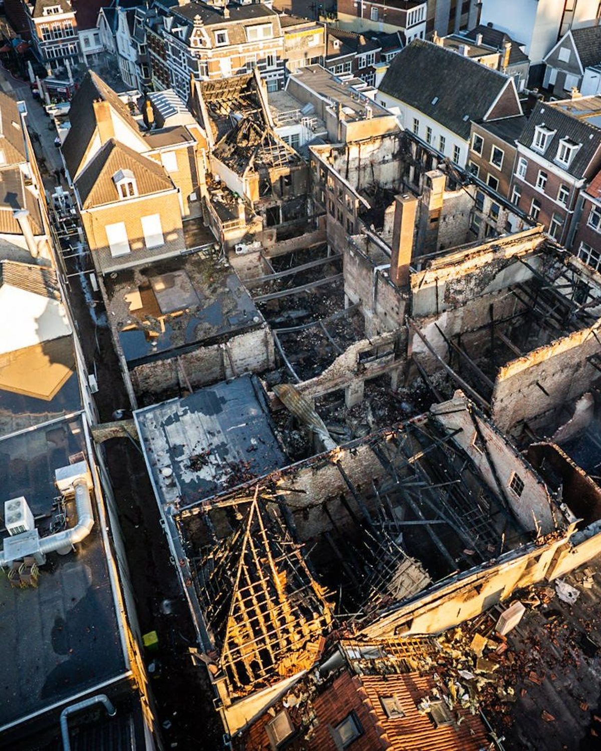 ZIEN | Zo groot is de schade na de grote brand in Arnhem - Omroep ...