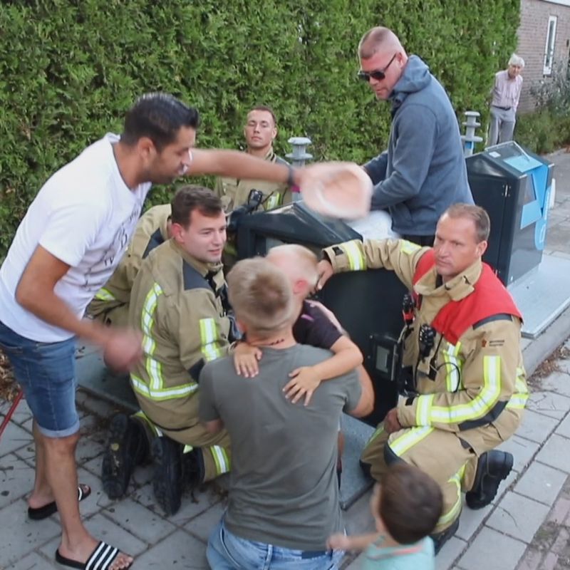 Brandweer redt kind uit ondergrondse afvalcontainer - Omroep West