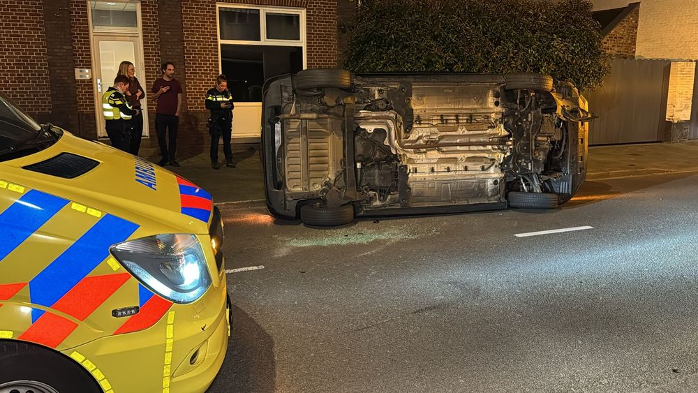 Bestelbusbestuurder botst tegen geparkeerde auto en raakt gewond - L1 Nieuws