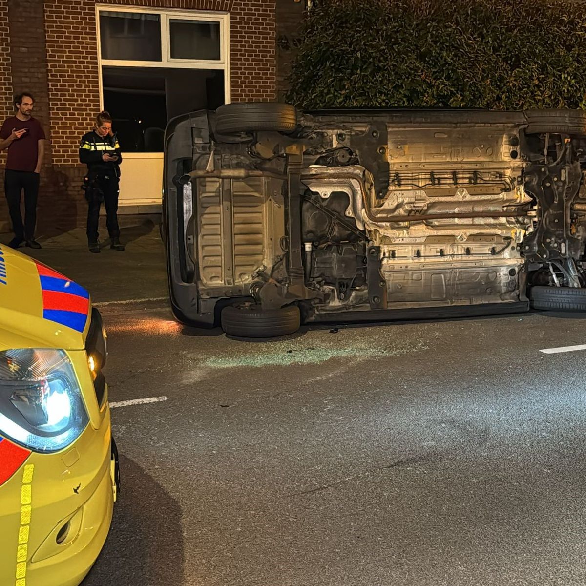 Bestelbusbestuurder botst tegen geparkeerde auto en raakt gewond - L1 Nieuws