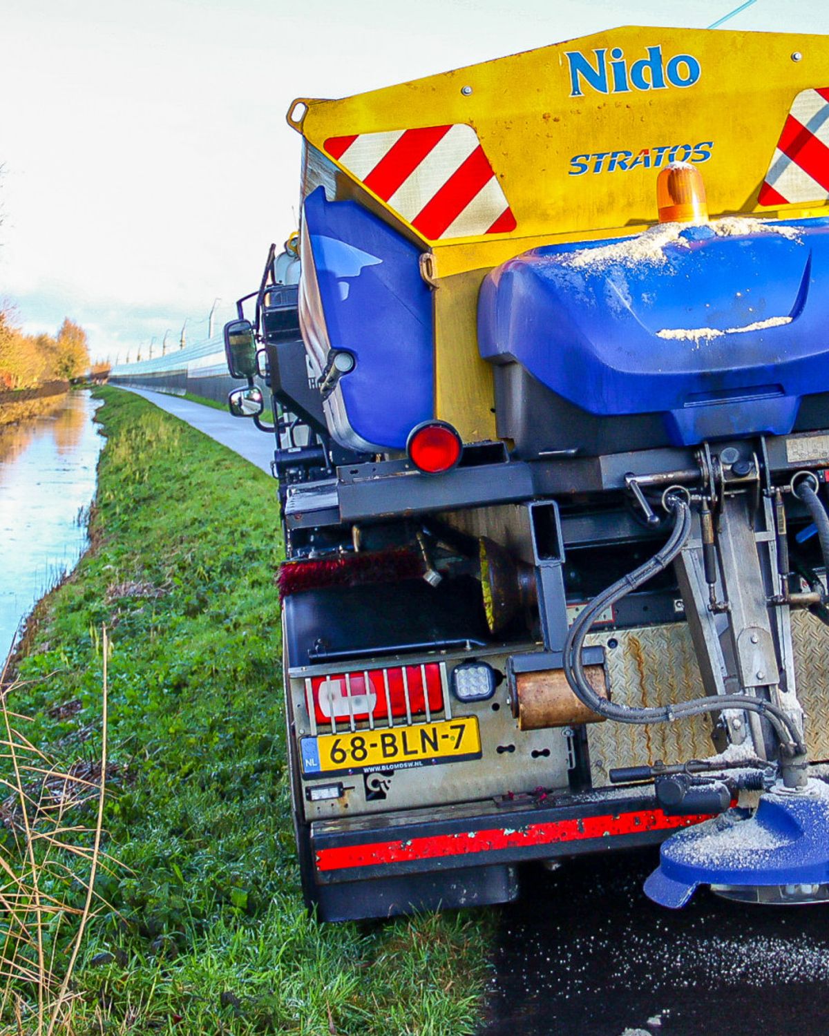 Strooiwagen glijdt van te gladde weg af - Omroep West