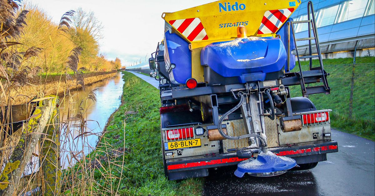 Strooiwagen glijdt van te gladde weg af - Omroep West