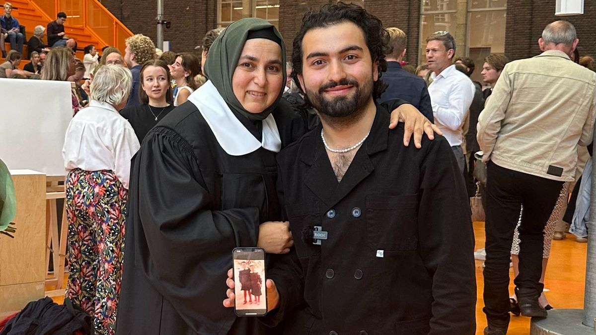 Emin's afstudeerspeech gaat viraal op TikTok: 'Een eerbetoon aan mijn ouders' - Omroep West