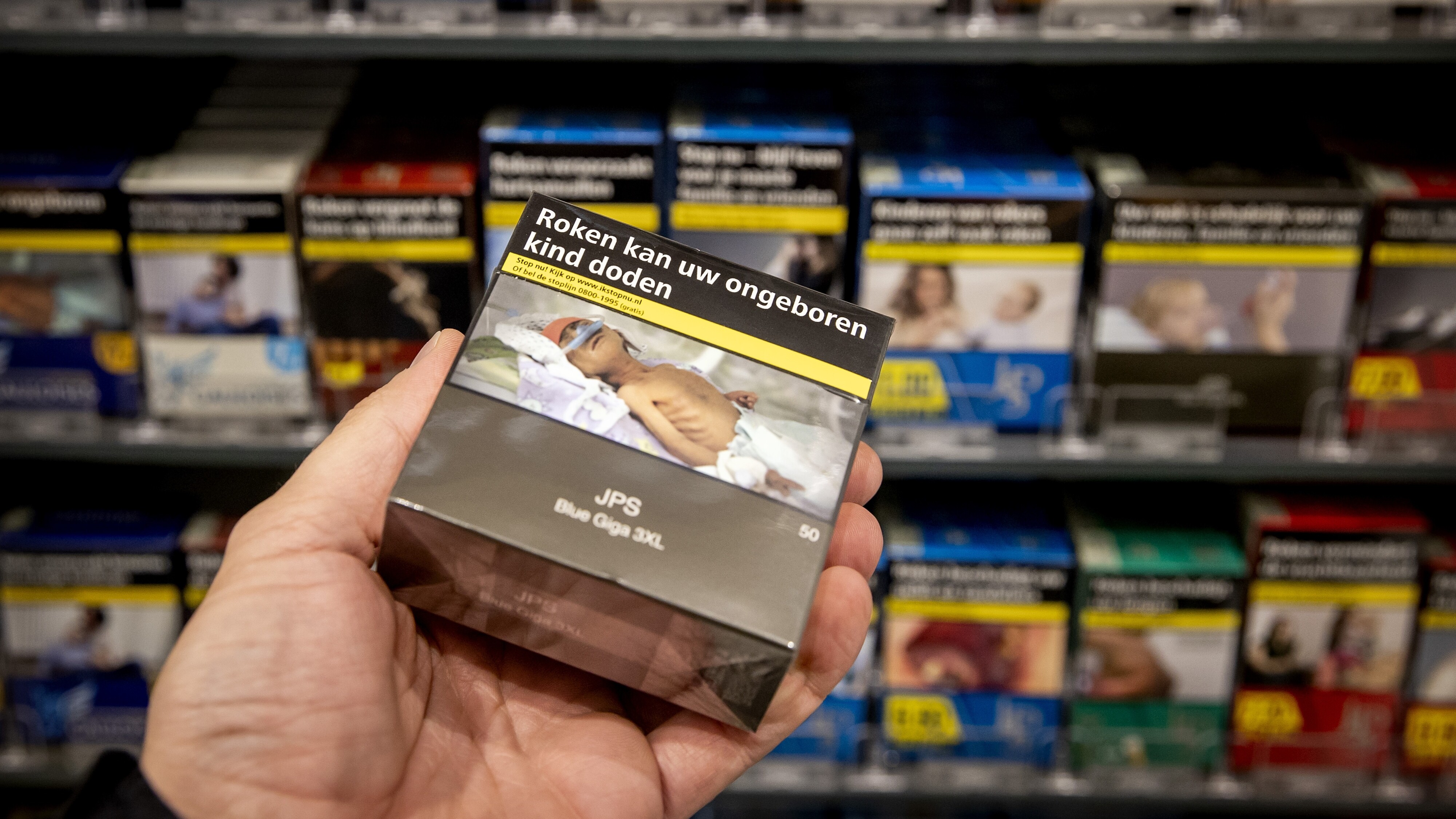 Rokers slaan slag in Duitsland na prijzenstijging sigaretten en shag ...