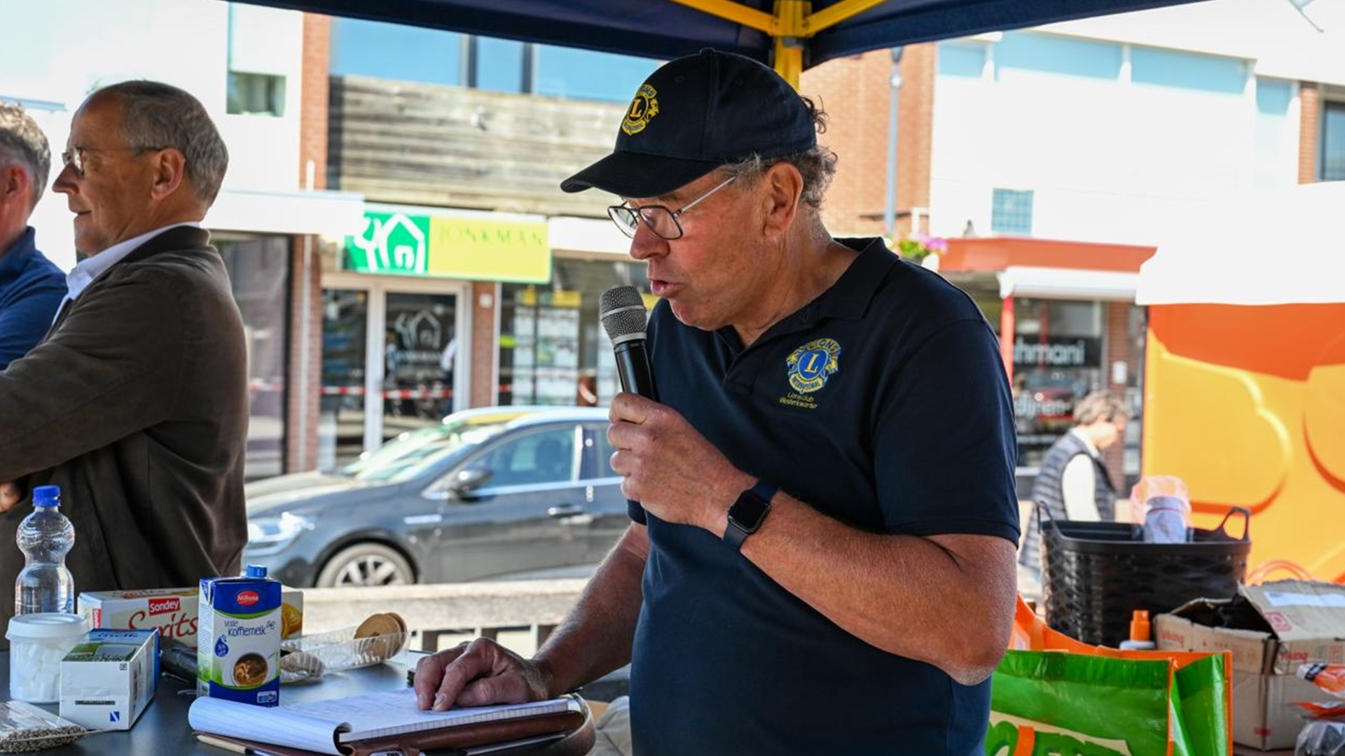 Race met 3.500 badeendjes in Leek trekt veel bekijks en levert geld ...