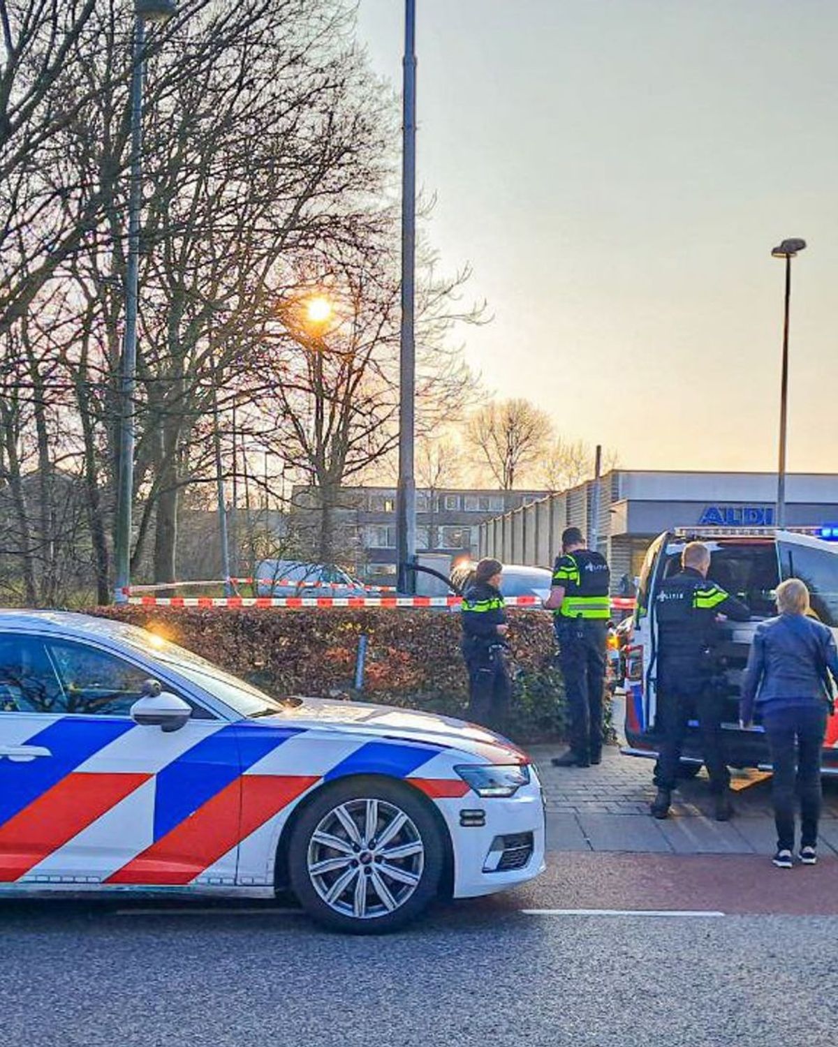 Dode bij schietpartij bij supermarkt in Zwolle, hulpdiensten massaal uitgerukt - Oost