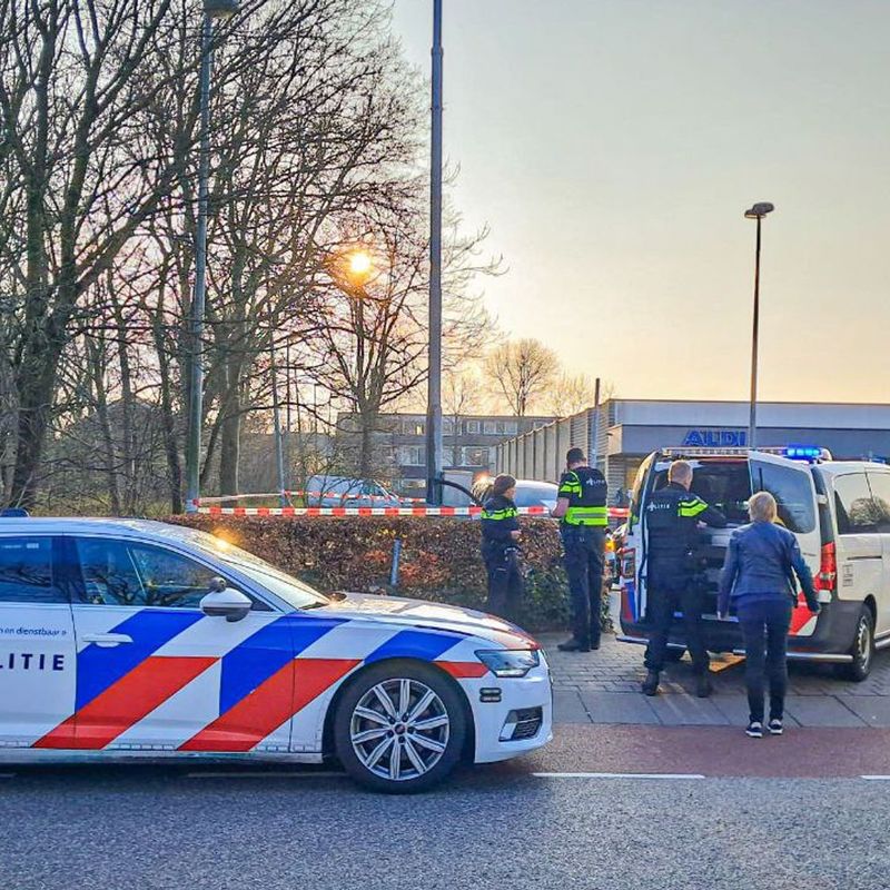 Dode bij schietpartij bij supermarkt in Zwolle, hulpdiensten massaal uitgerukt - Oost