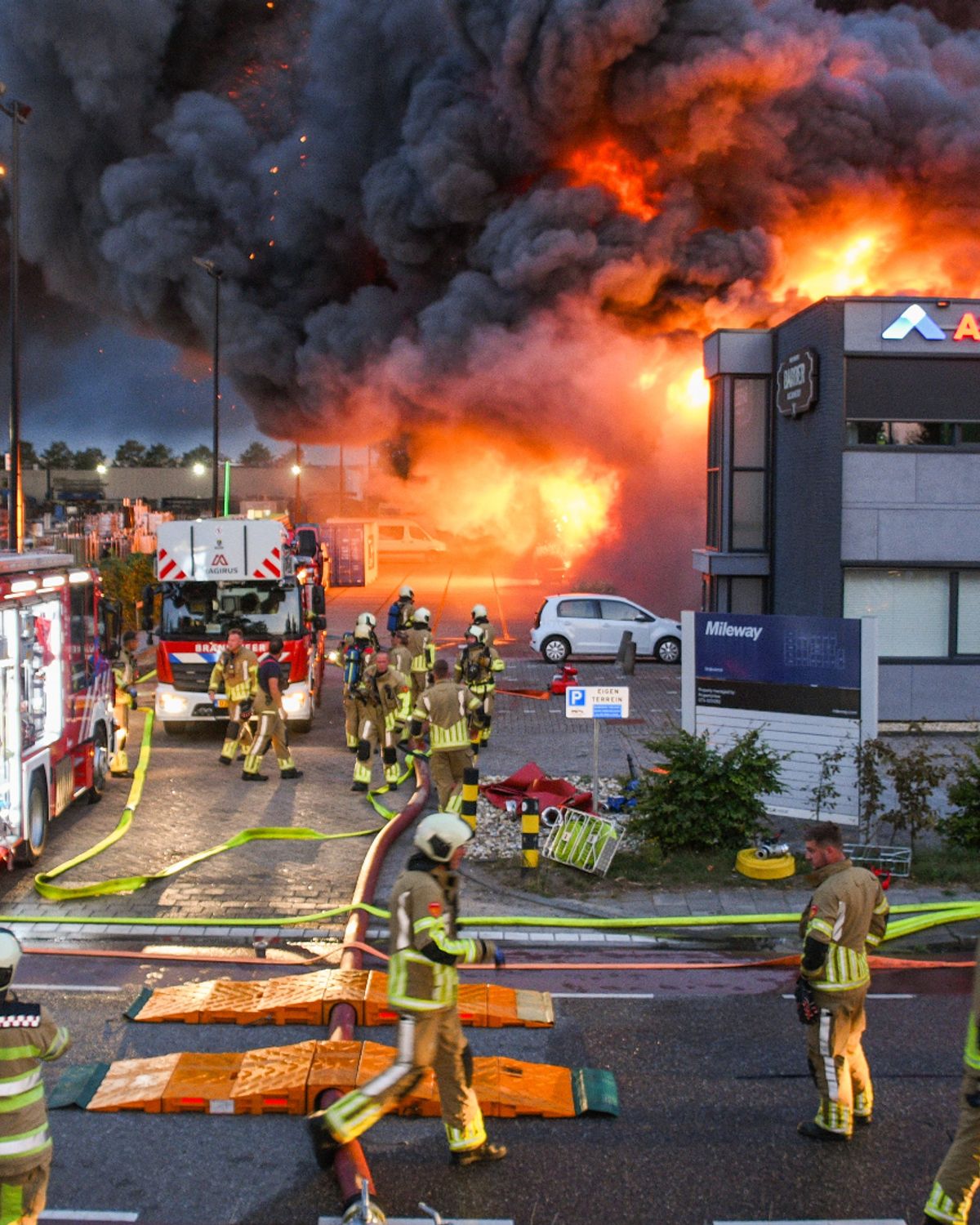 Grote brand op industrieterrein in De Meern, brandweer aan het ...