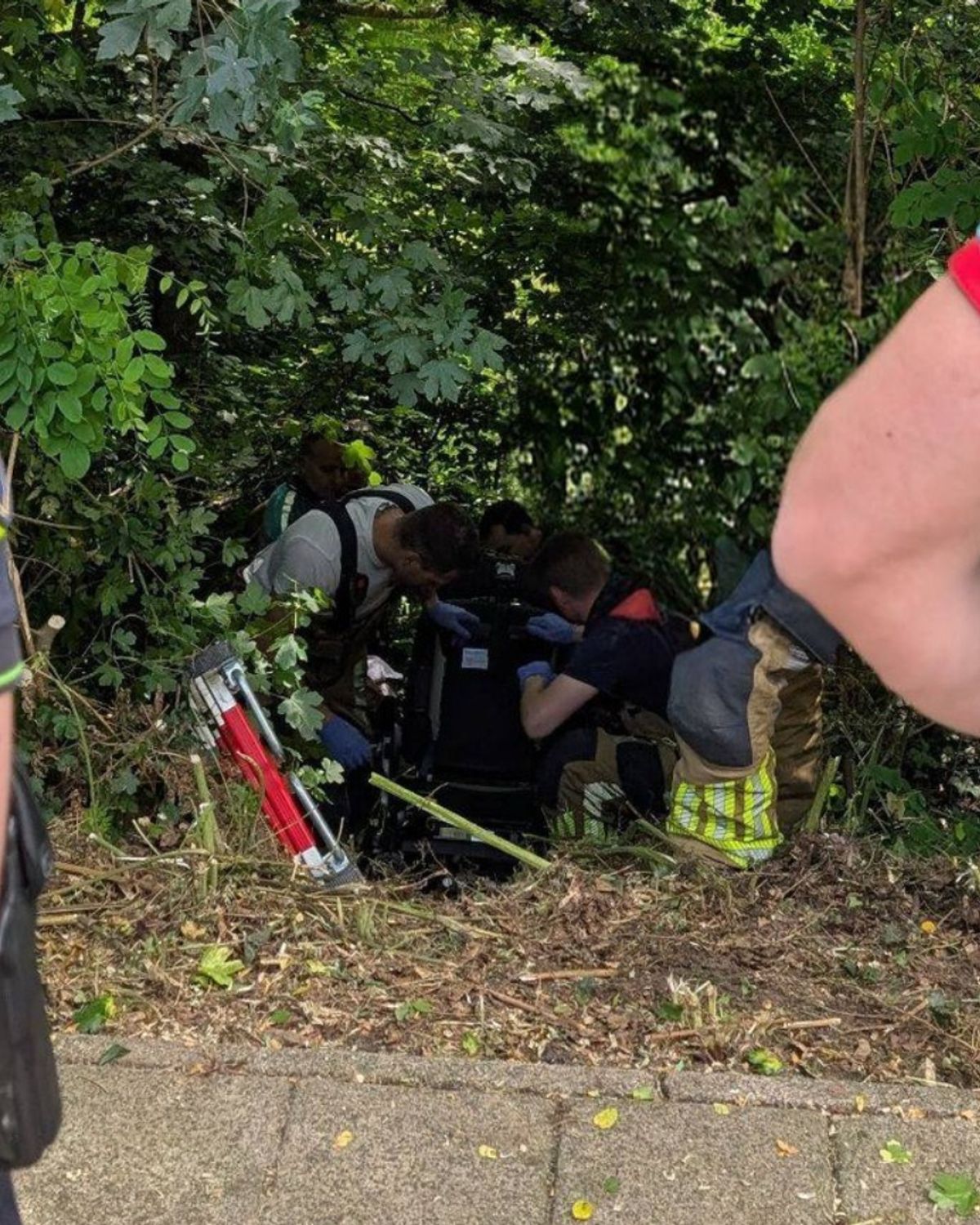 Elektrische rolstoel wijkt uit voor voetganger en rolt van helling - L1 ...