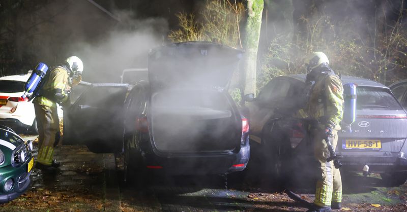 Auto brandt uit in stromende regen in Zeist - RTV Utrecht