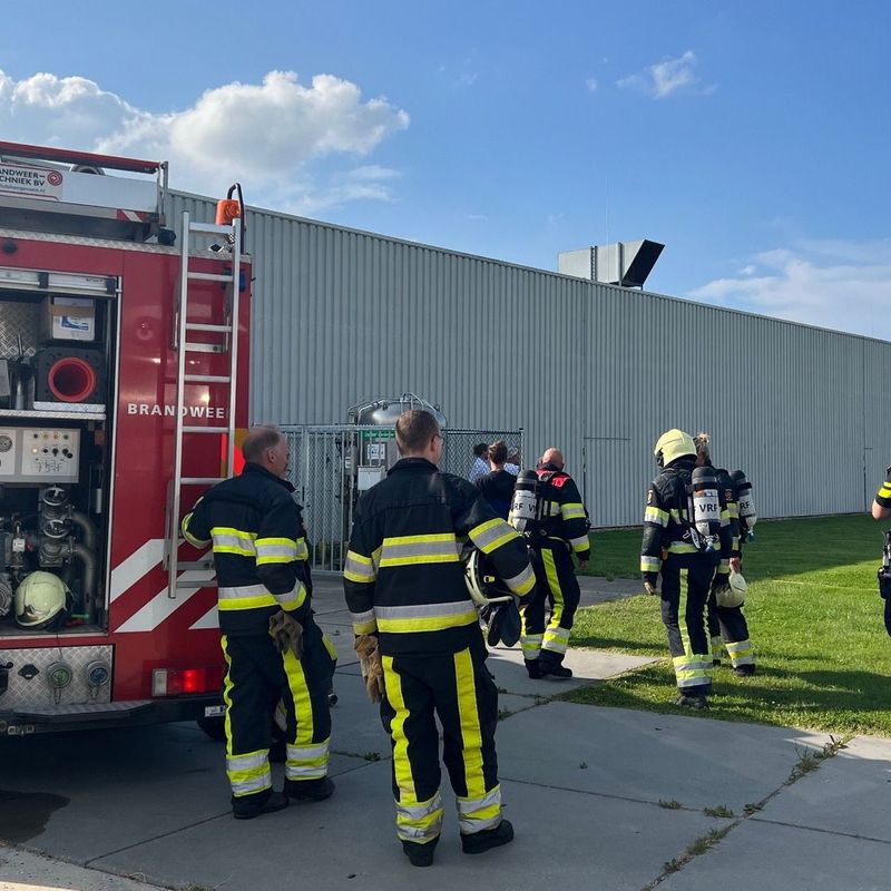 Brand in productiehal Van der Meulen in Hallum - Omrop Fryslân