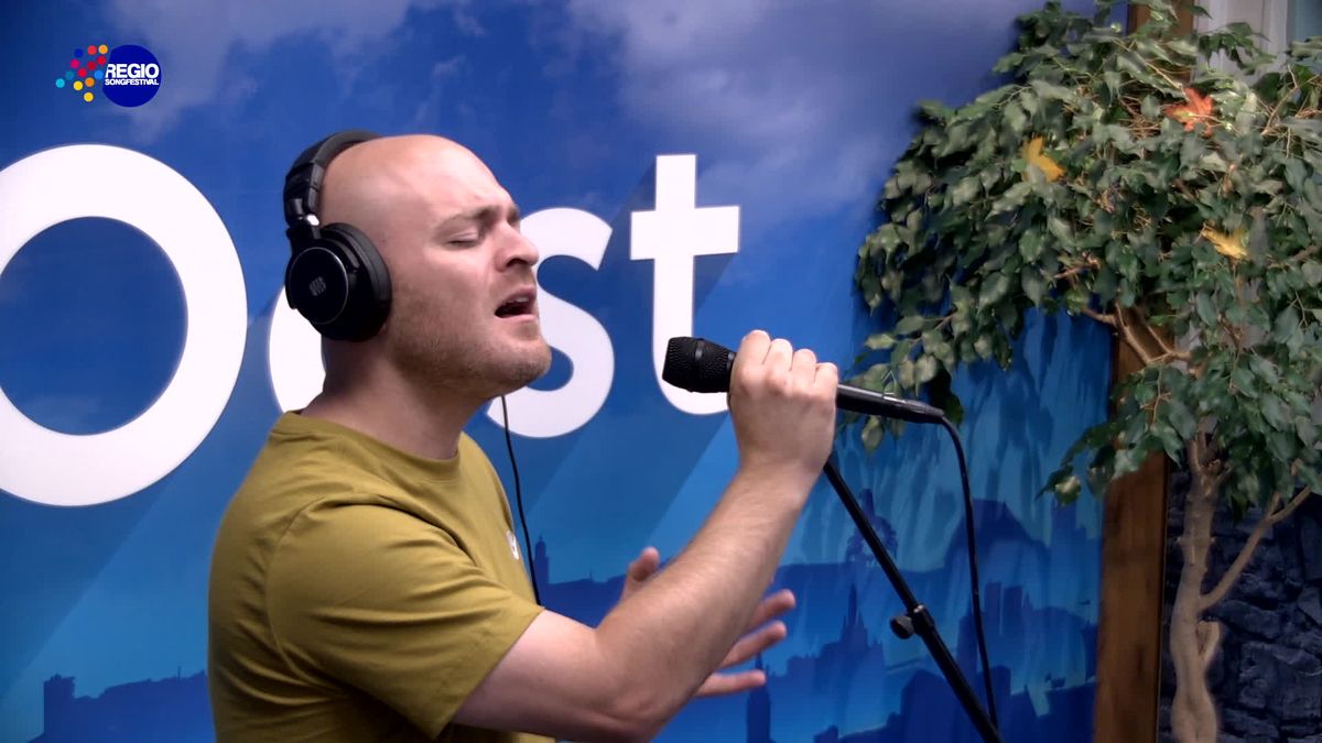 Leon Moorman zingt 'Dat Ik Leef' live op Radio Oost in het programma ...
