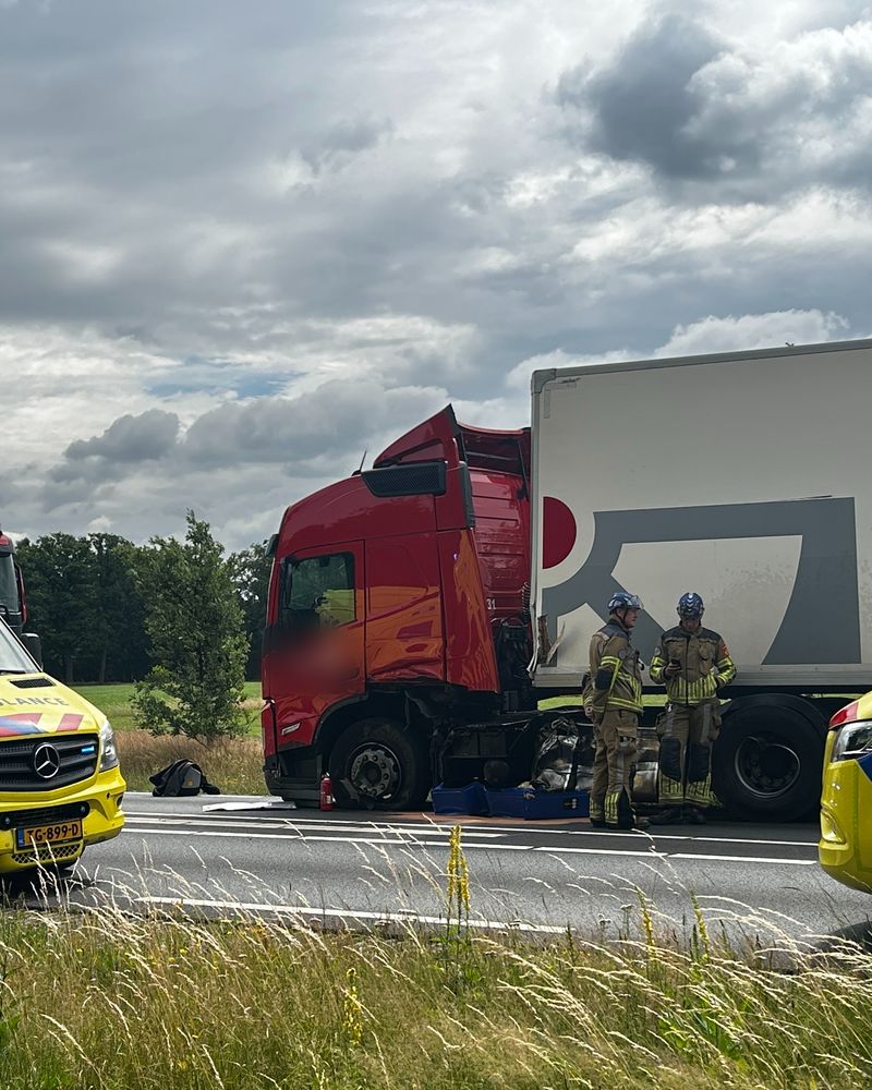 Ernstig ongeluk op de N350 tussen bestelbus en vrachtwagen - Oost
