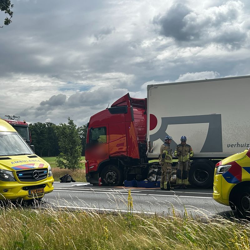 Ernstig ongeluk op de N350 tussen bestelbus en vrachtwagen - Oost