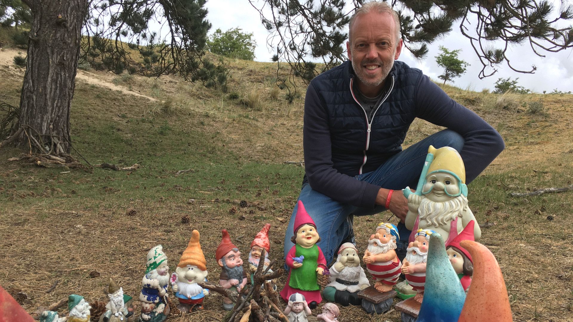 Kabouterdorp in ere hersteld na slagveld: 'Waar een klein dorp groot in ...