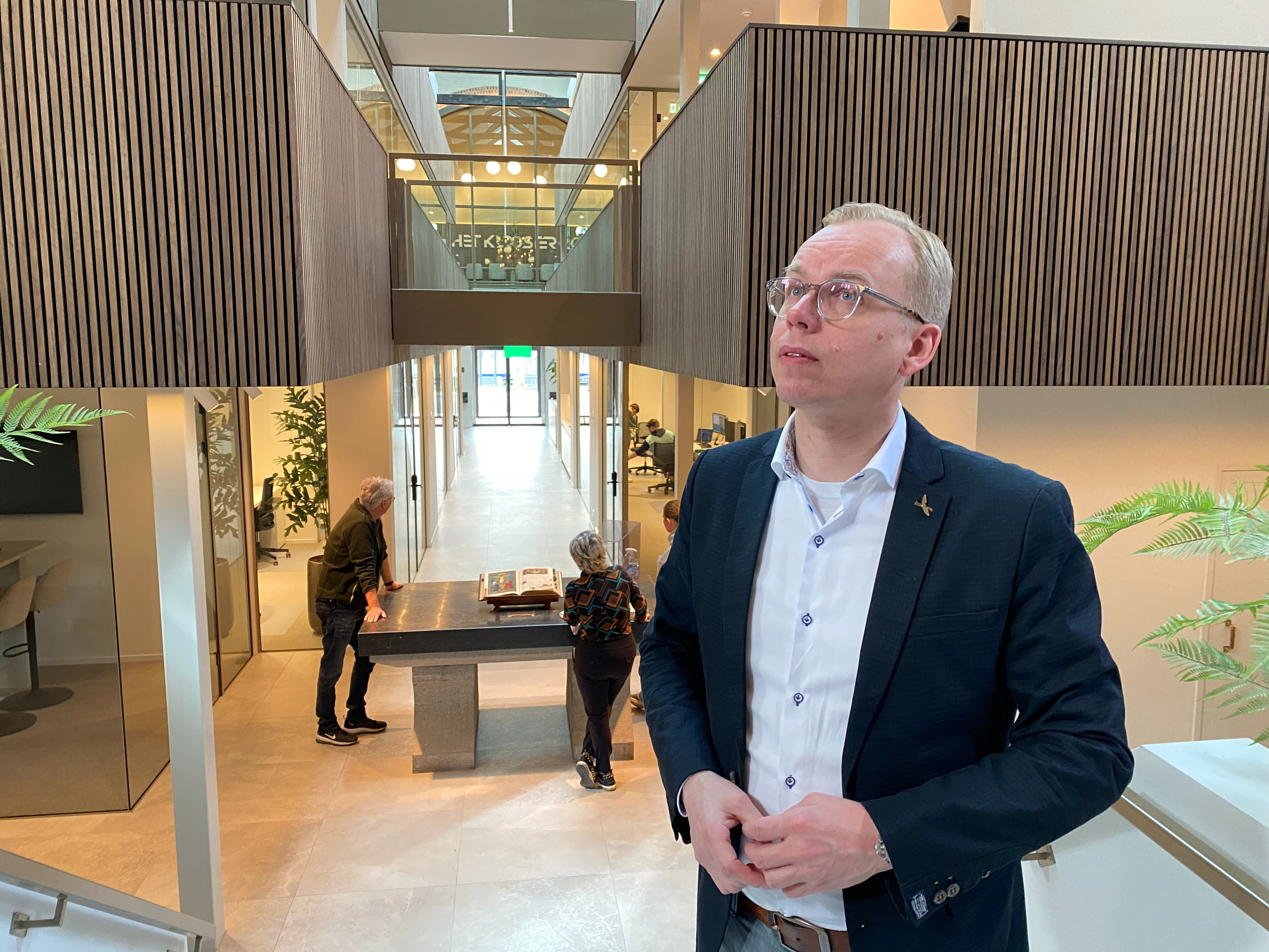 Kantoor met altaar en glas-in-lood-ramen: kerk Albergen is nu ...