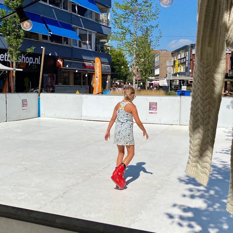 Wat doe je in augustus als het 30 graden is? Schaatsen natuurlijk ...