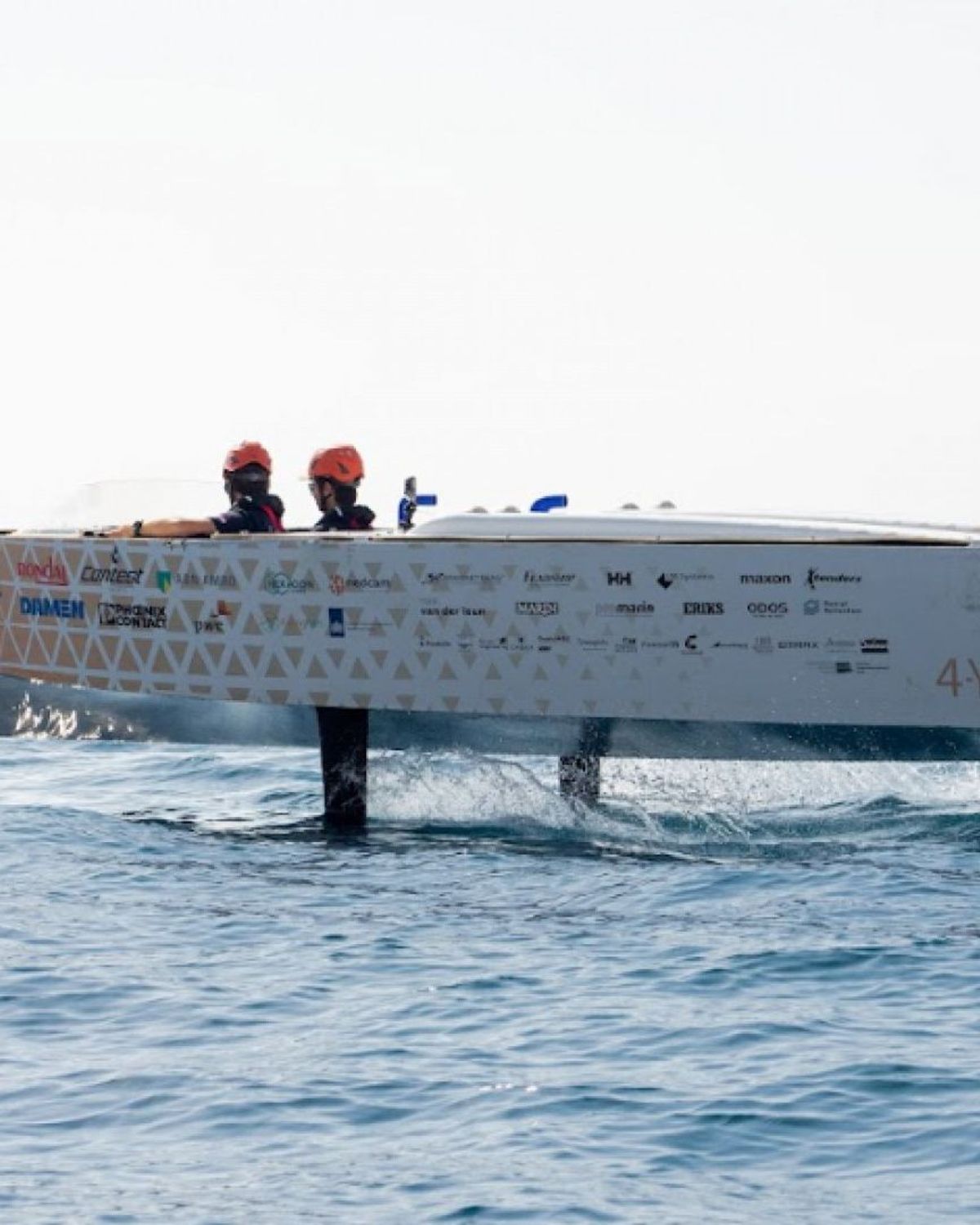 Waterstofboot 'vliegt' over het water en pakt wereldtitel - Omroep West