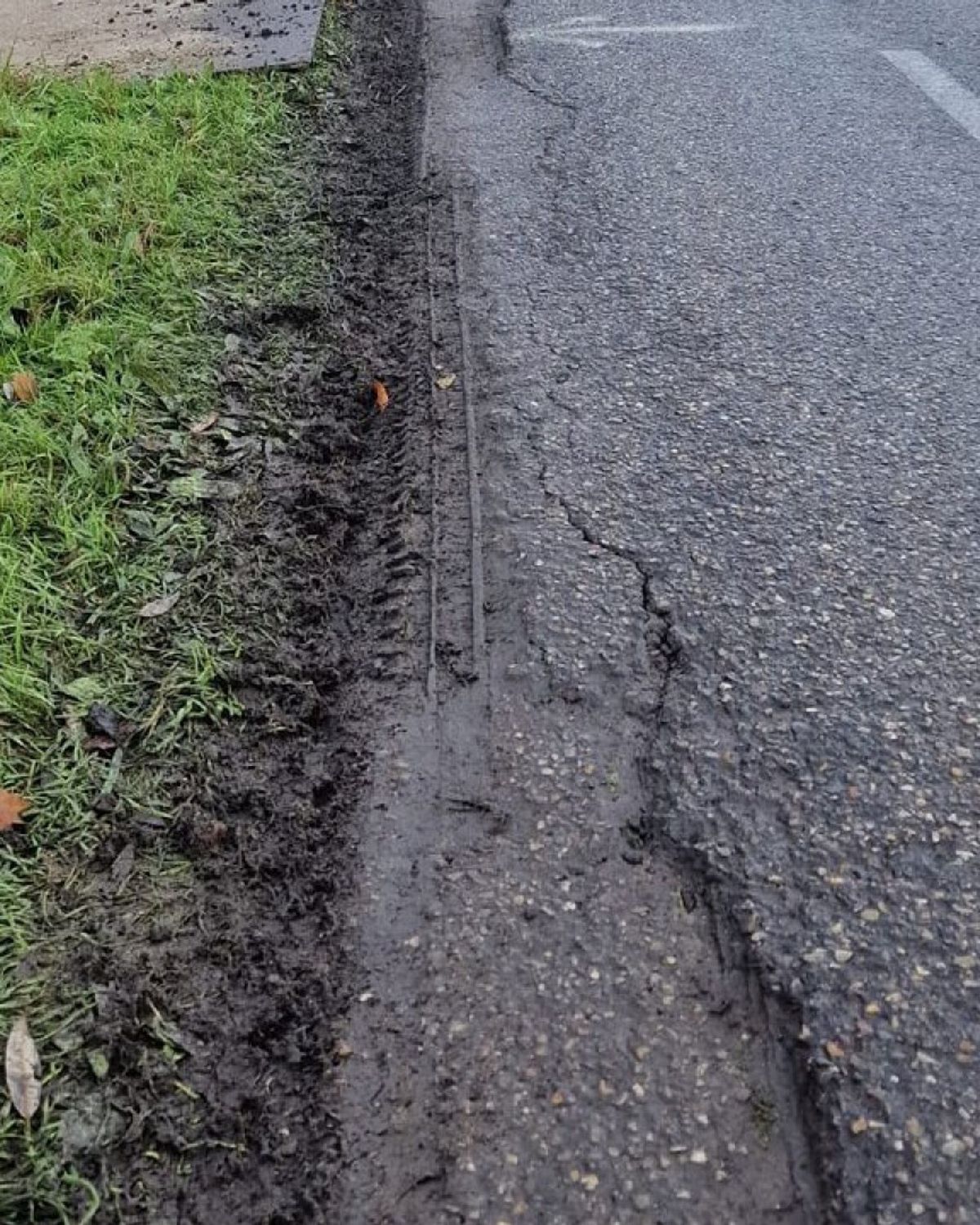 Scheuren in asfalt van N-weg, zware machines mogen er niet meer op ...
