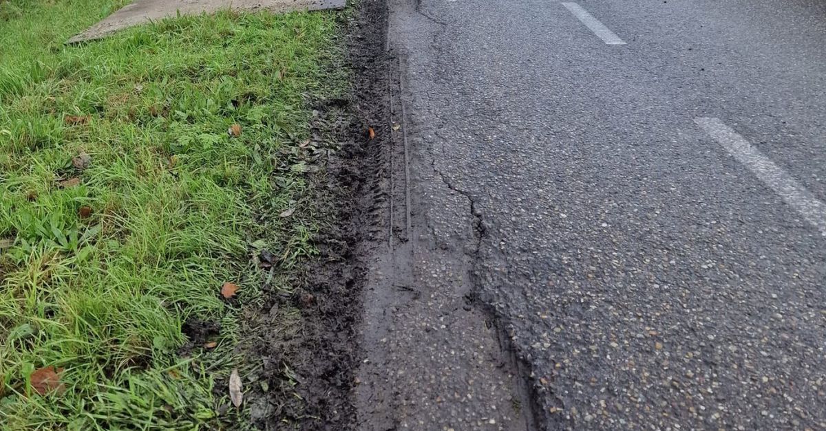 Scheuren in asfalt van N-weg, zware machines mogen er niet meer op ...