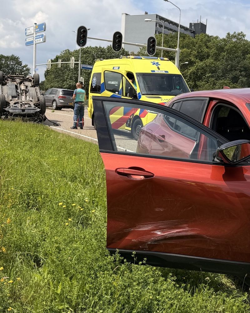 Auto belandt op zijn kop na aanrijding in Roermond - L1 Nieuws