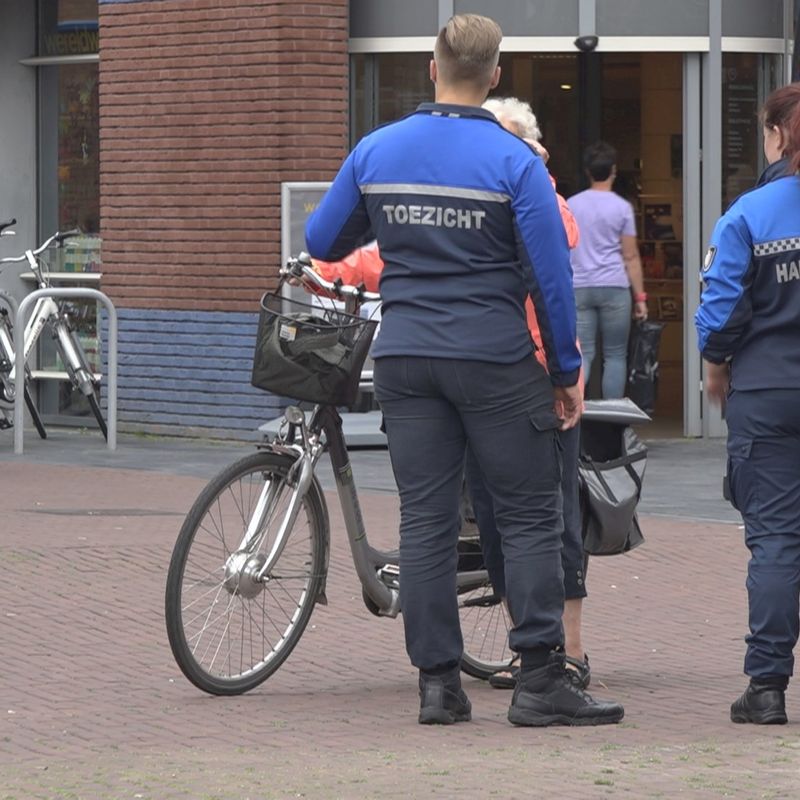 Agressieve man mishandelt handhavers in Deventer - Oost