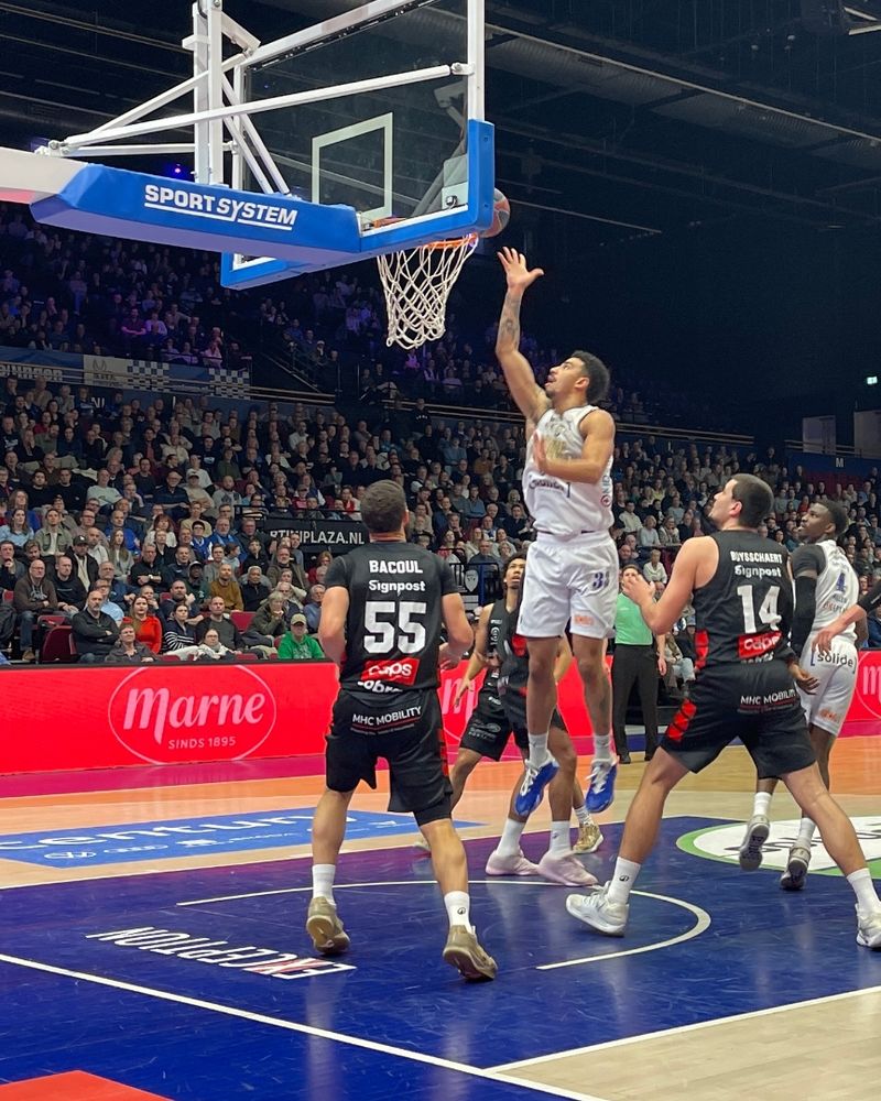 Donar laat Martiniplaza opnieuw schudden met galavoorstelling tegen ...