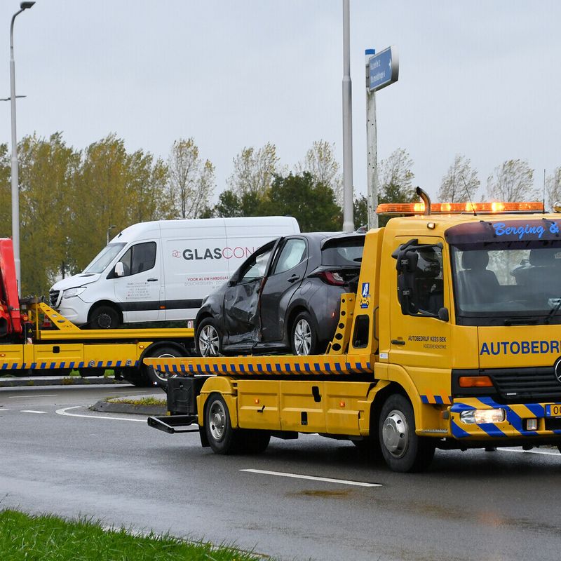Auto en bestelbusje botsen op kruispunt bij Kapelle, een persoon raakte gewond - Omroep Zeeland