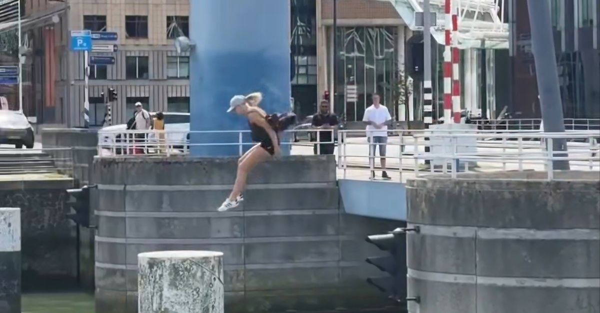 Freerunner Noa (20) springt van brug naar paal in water: ‘Ik wist dat ik hem kon halen’ - Rijnmond