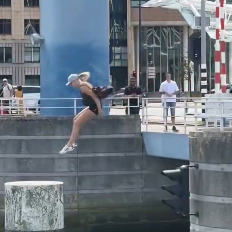 Freerunner Noa (20) springt van brug naar paal in water: ‘Ik wist dat ik hem kon halen’ - Rijnmond