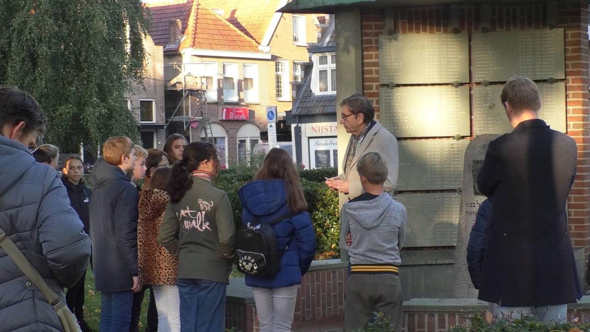 Meppel herdenkt wegvoeren Joodse inwoners: 'Lontjes zijn nog steeds ...