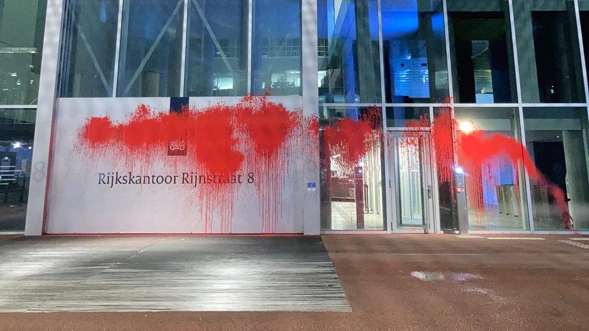 Pro-Palestijnse activisten besmeuren kantoor van ministerie van ...