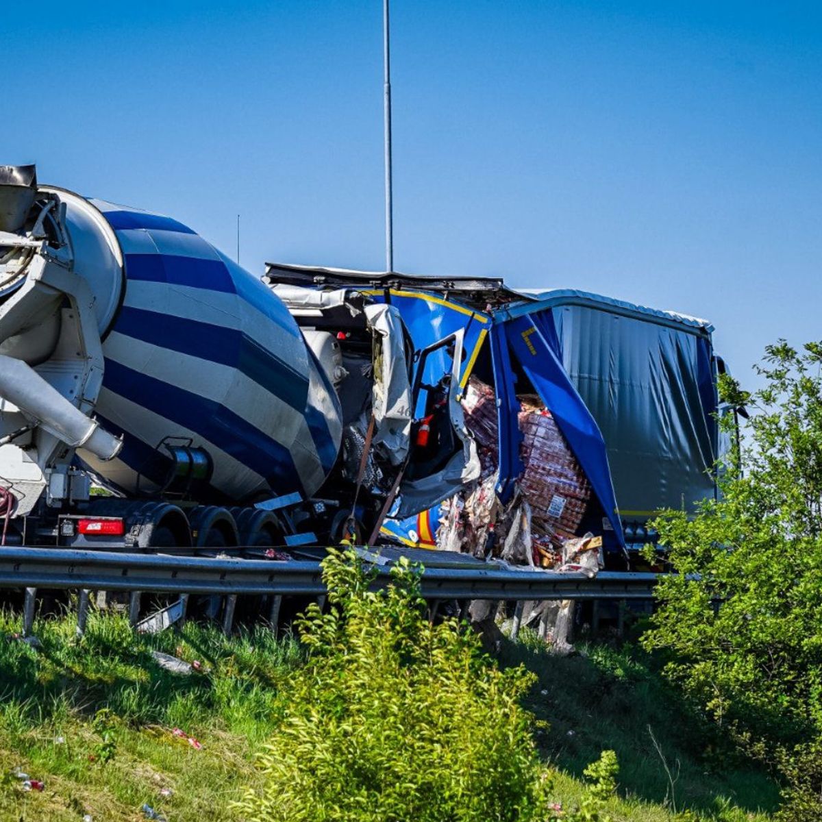 Man (48) overleden bij botsing tussen betonmixer en vrachtwagen - Omroep Gelderland