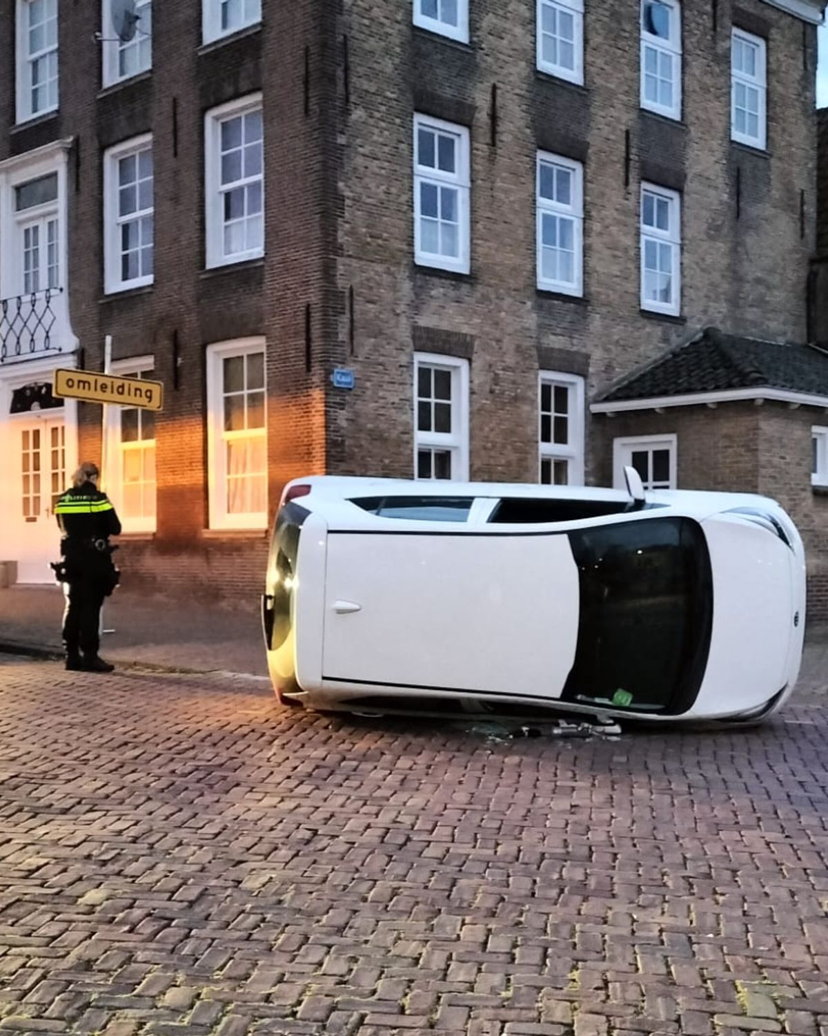 Auto schat bocht verkeerd in en belandt op zijkant - Rijnmond