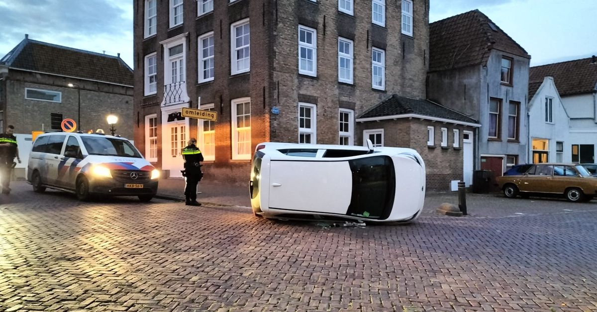 Auto schat bocht verkeerd in en belandt op zijkant - Rijnmond