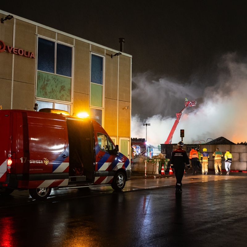 Grote brand bij afvalverwerking onder controle, ook nablussen klaar ...