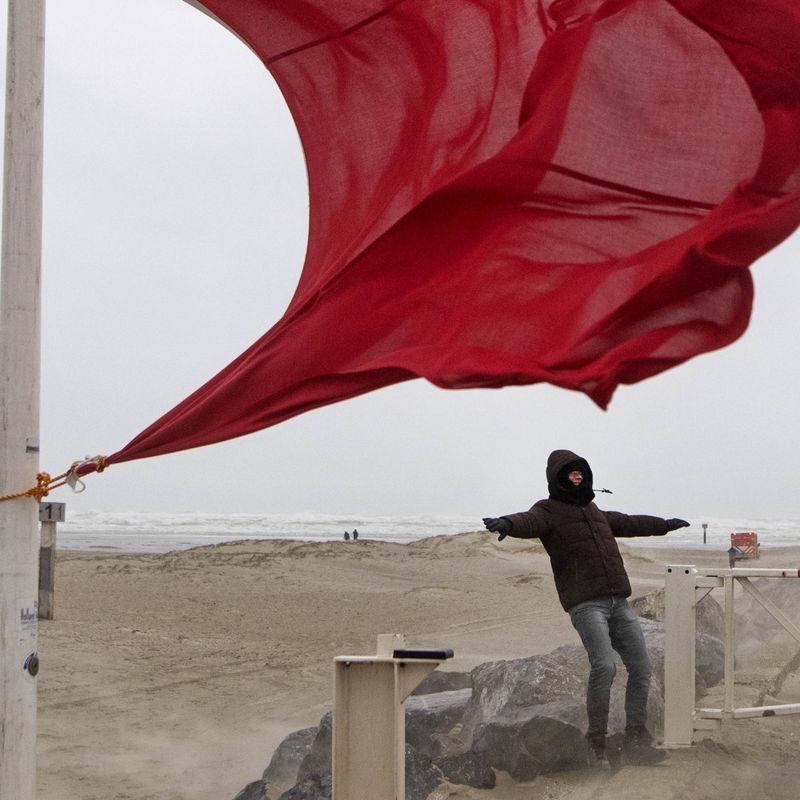 Rode en gele vlag gehesen op strand: te gevaarlijk om zee in te gaan ...