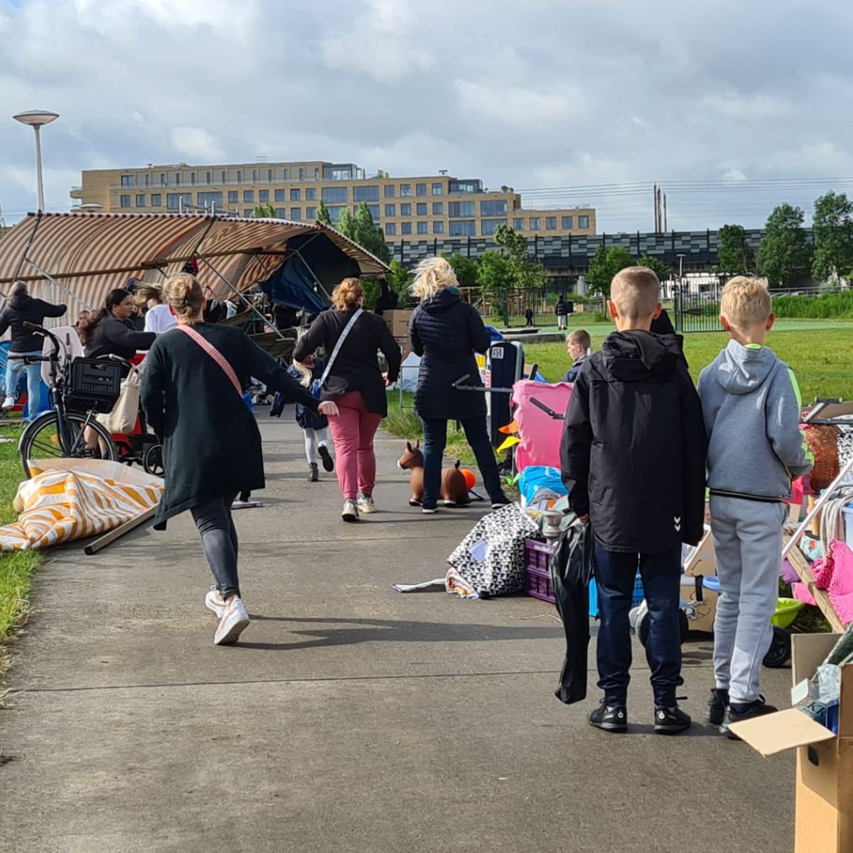 Paniek bij Utrechtse rommelmarkt: windvlaag blaast kraampjes omver ...