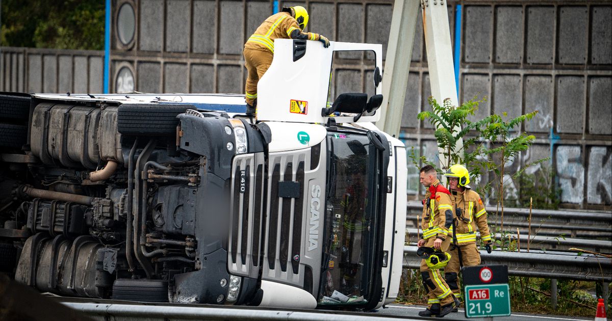 Vrachtwagen gekanteld op A16, diesel lekt uit tank - Rijnmond
