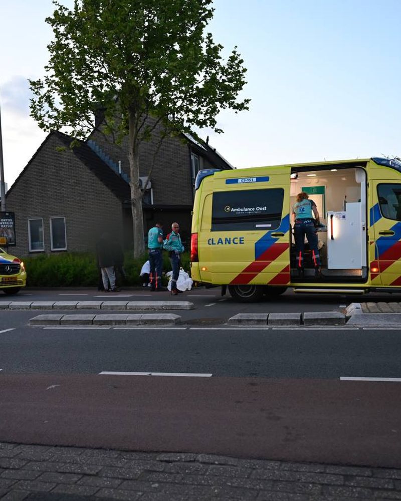 112 Nieuws: Automobilist botst tegen boom in Vriezenveen | Fietser gewond bij eenzijdig ongeval ...