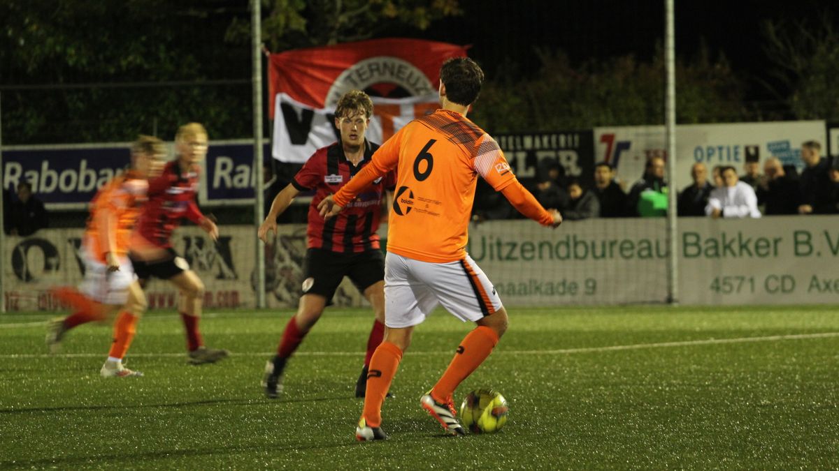 Publiek massaal toegestroomd, maar niet op de banken voor Terneuzense derby - Omroep Zeeland