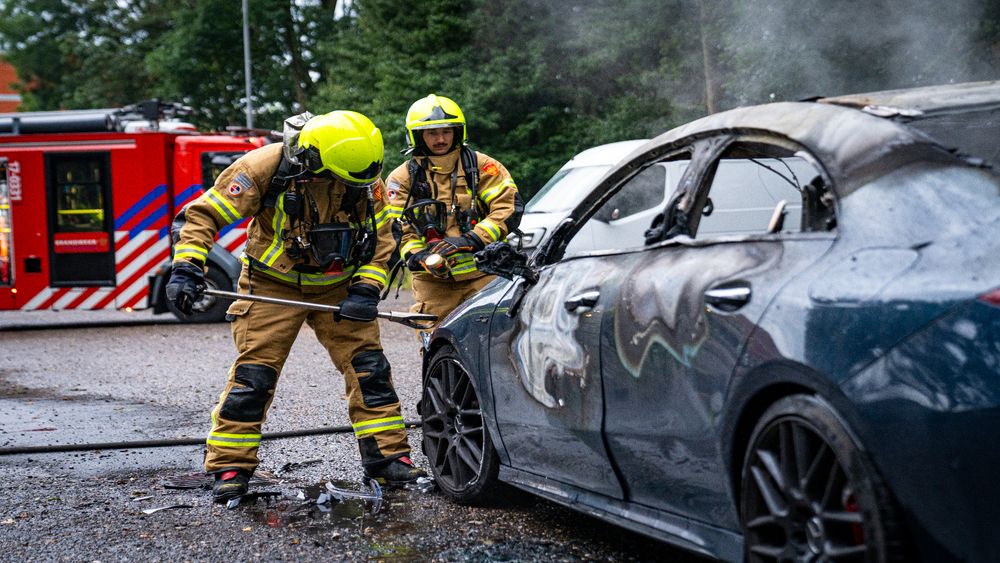 Dure Mercedes brandt uit in Rotterdam-IJsselmonde - Rijnmond