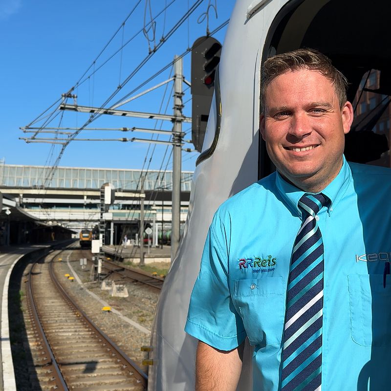 Machinist Michiel rijdt trots met oude 'Apekop'-trein: 'Remt iets ...