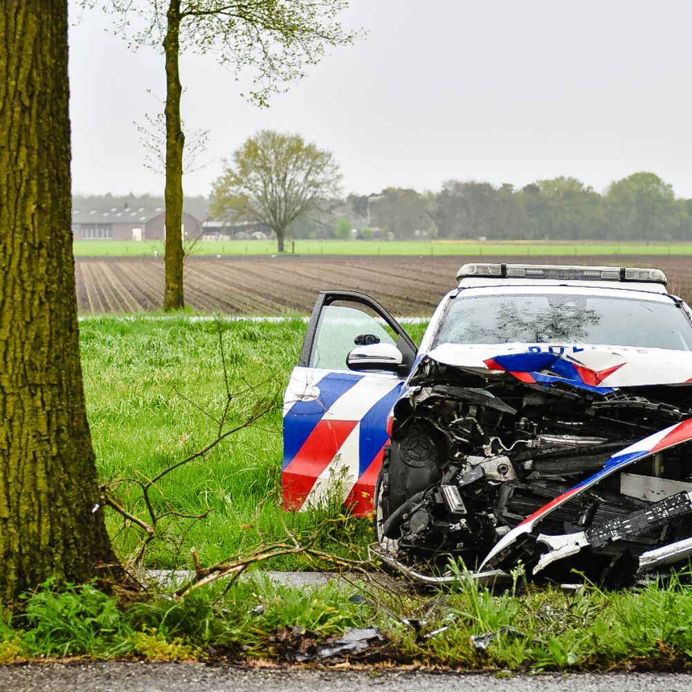Twee agenten gewond bij botsing tegen boom - L1 Nieuws
