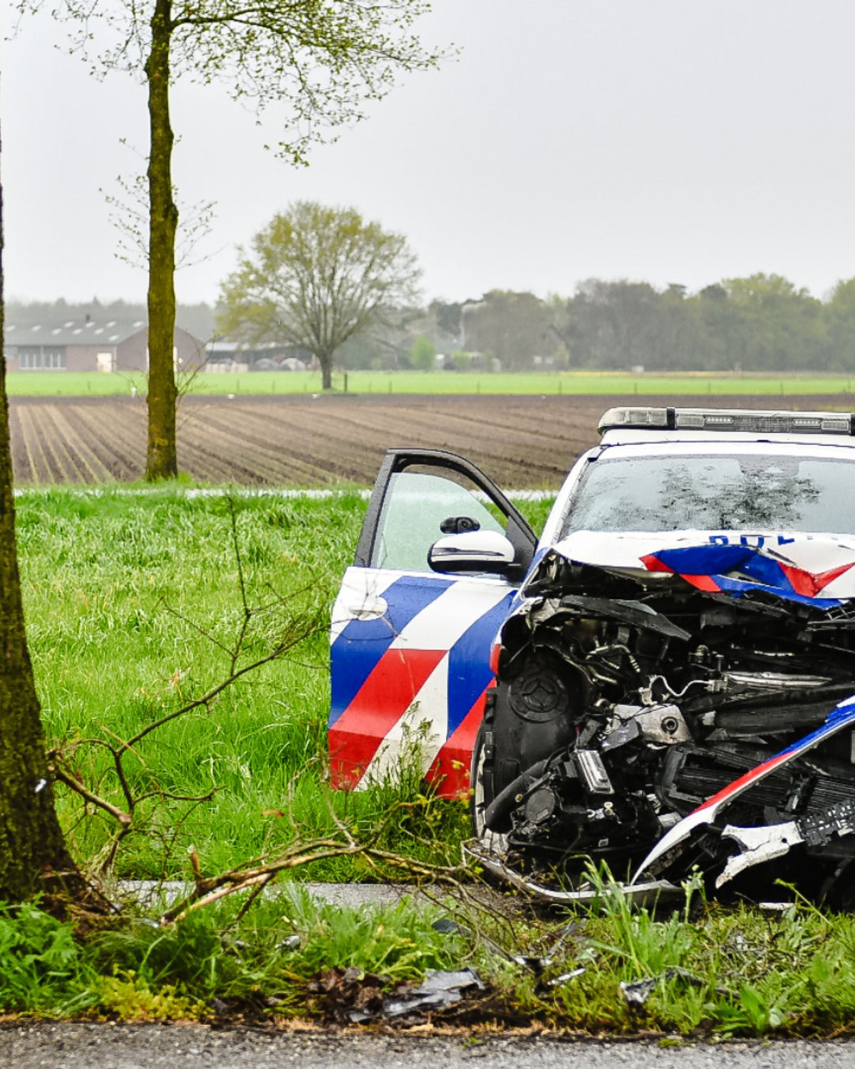 Twee agenten gewond bij botsing tegen boom - L1 Nieuws