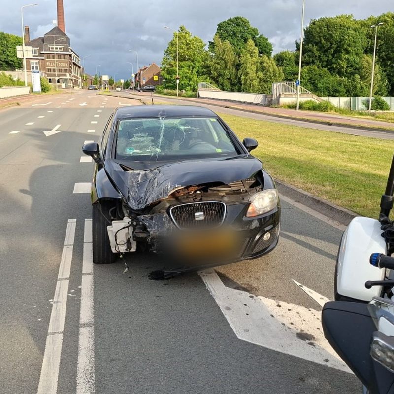 Bestuurster ramt lantaarnpaal en rijdt door - L1 Nieuws
